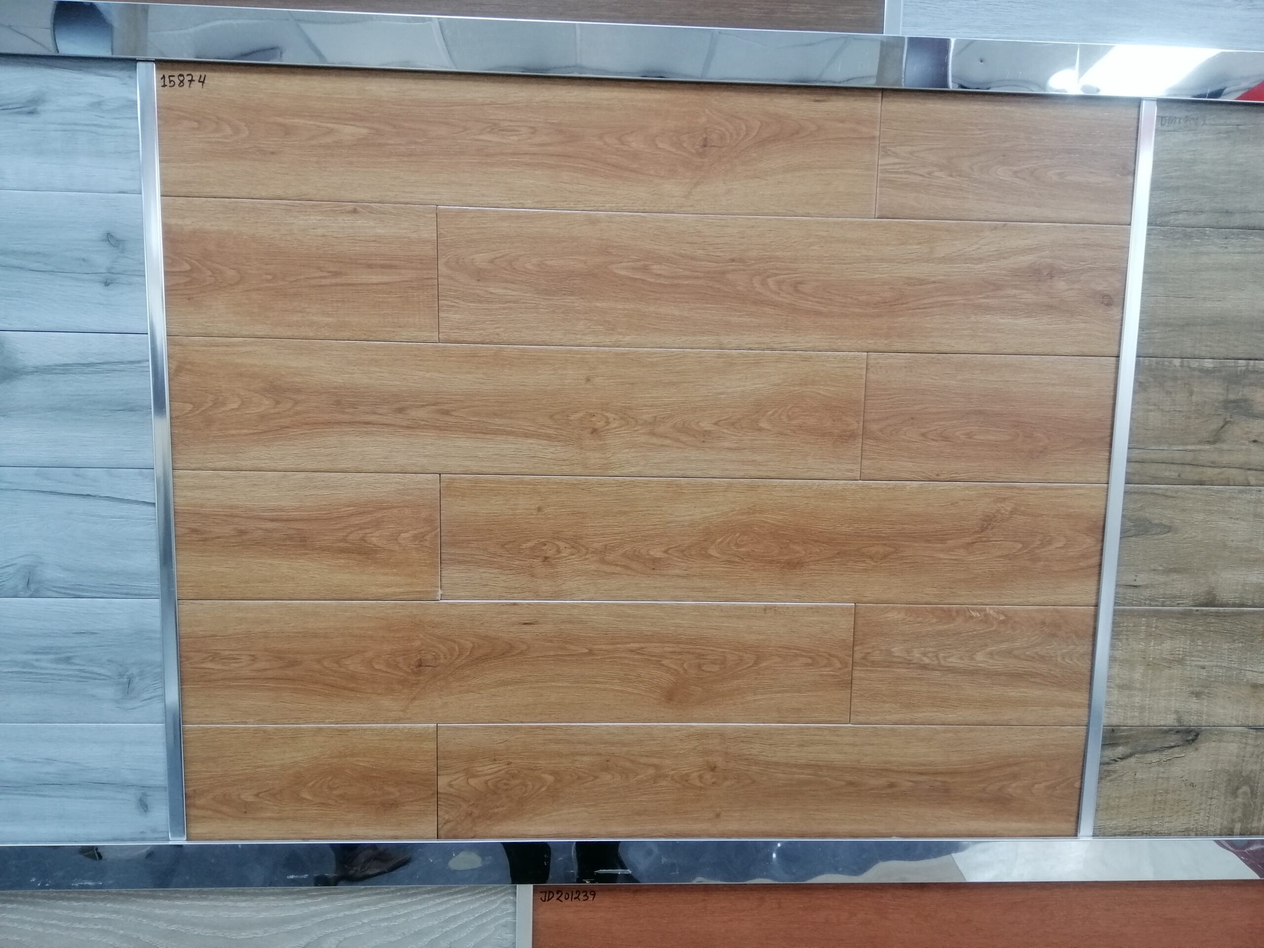 Wood effect/Wood looking porcelain floor tiles for interior flooring