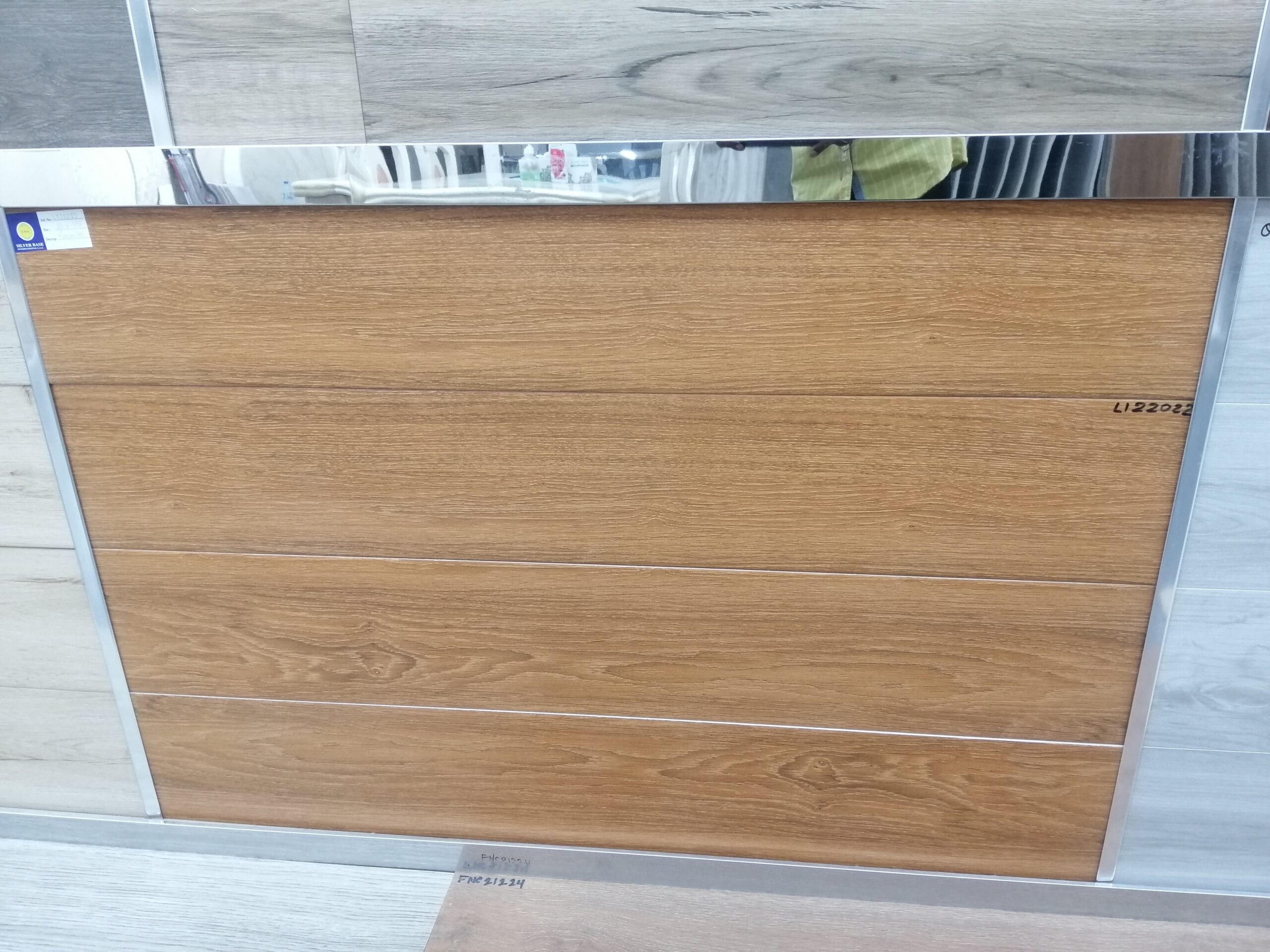 Wood effect/Wood looking porcelain floor tiles for interior flooring