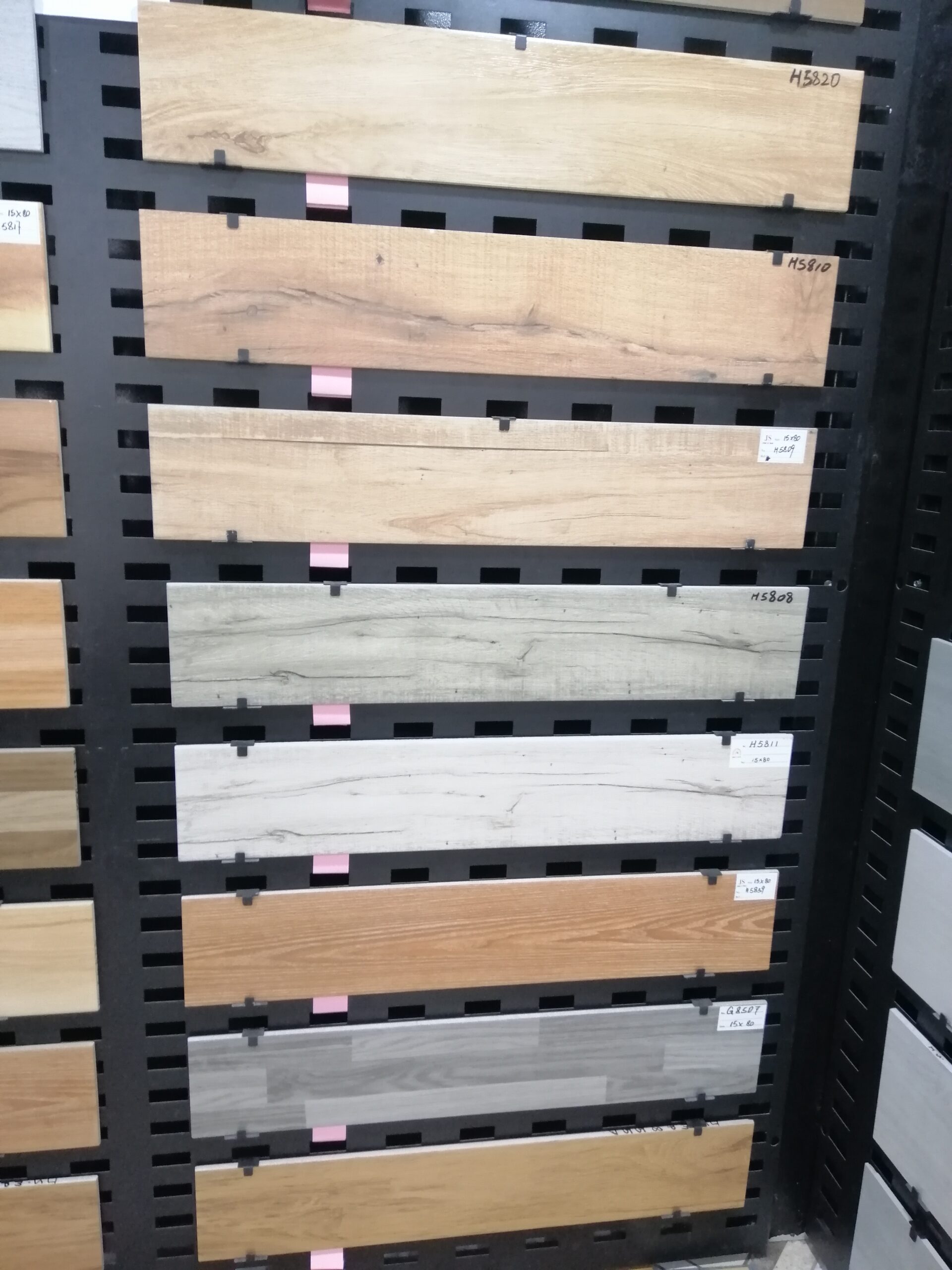 Wood effect/Wood looking porcelain floor tiles for interior flooring
