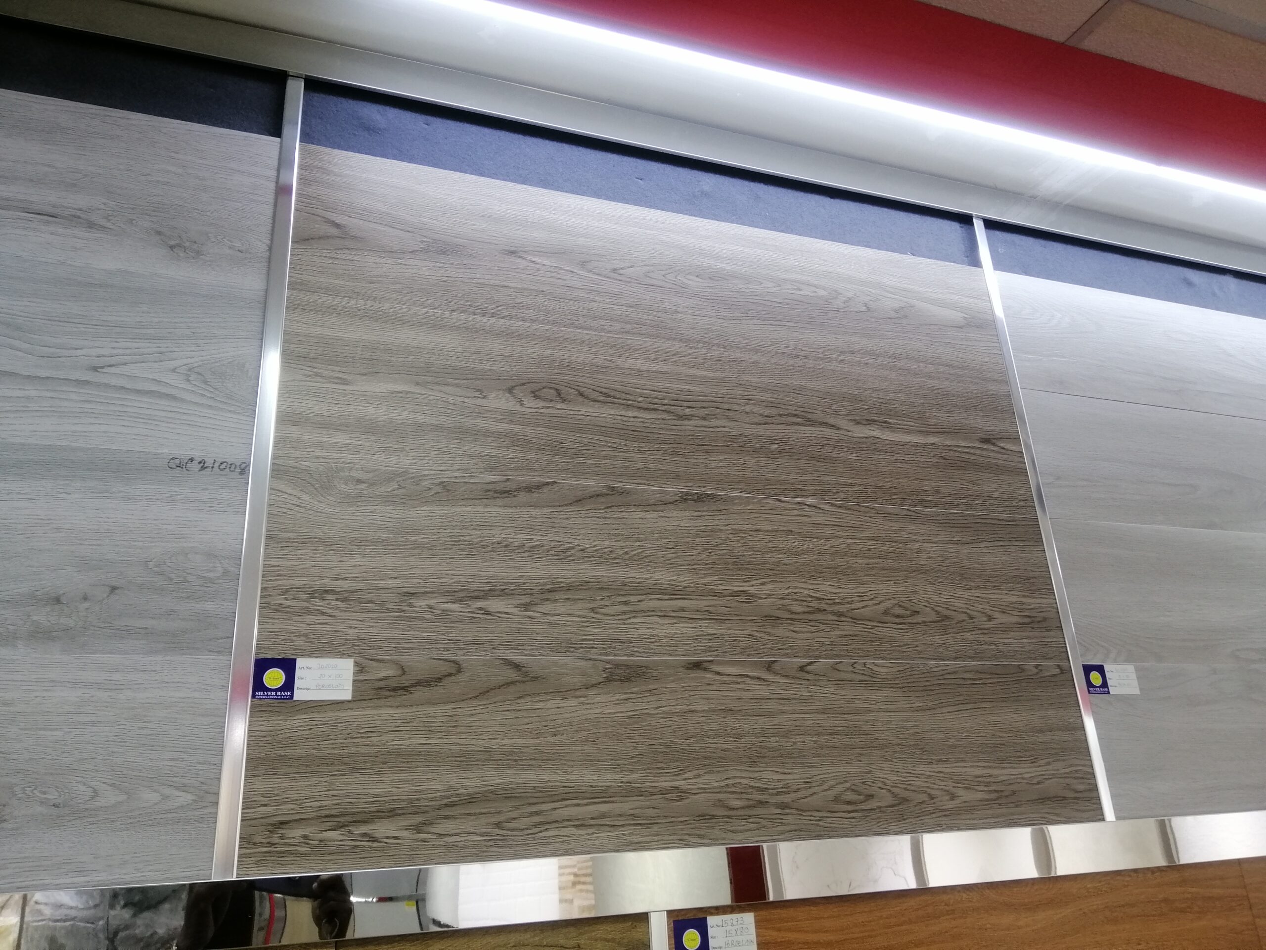 Wood effect/Wood looking porcelain floor tiles for interior flooring